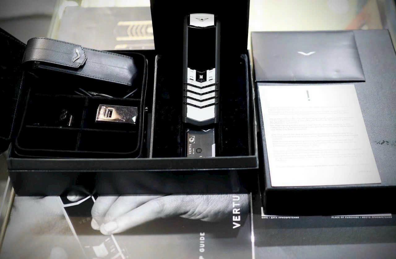 VERTU - ĐẲNG CẤP CÒN MÃI GIỮA THỦ CÔNG VÀ ĐỘC QUYỀN